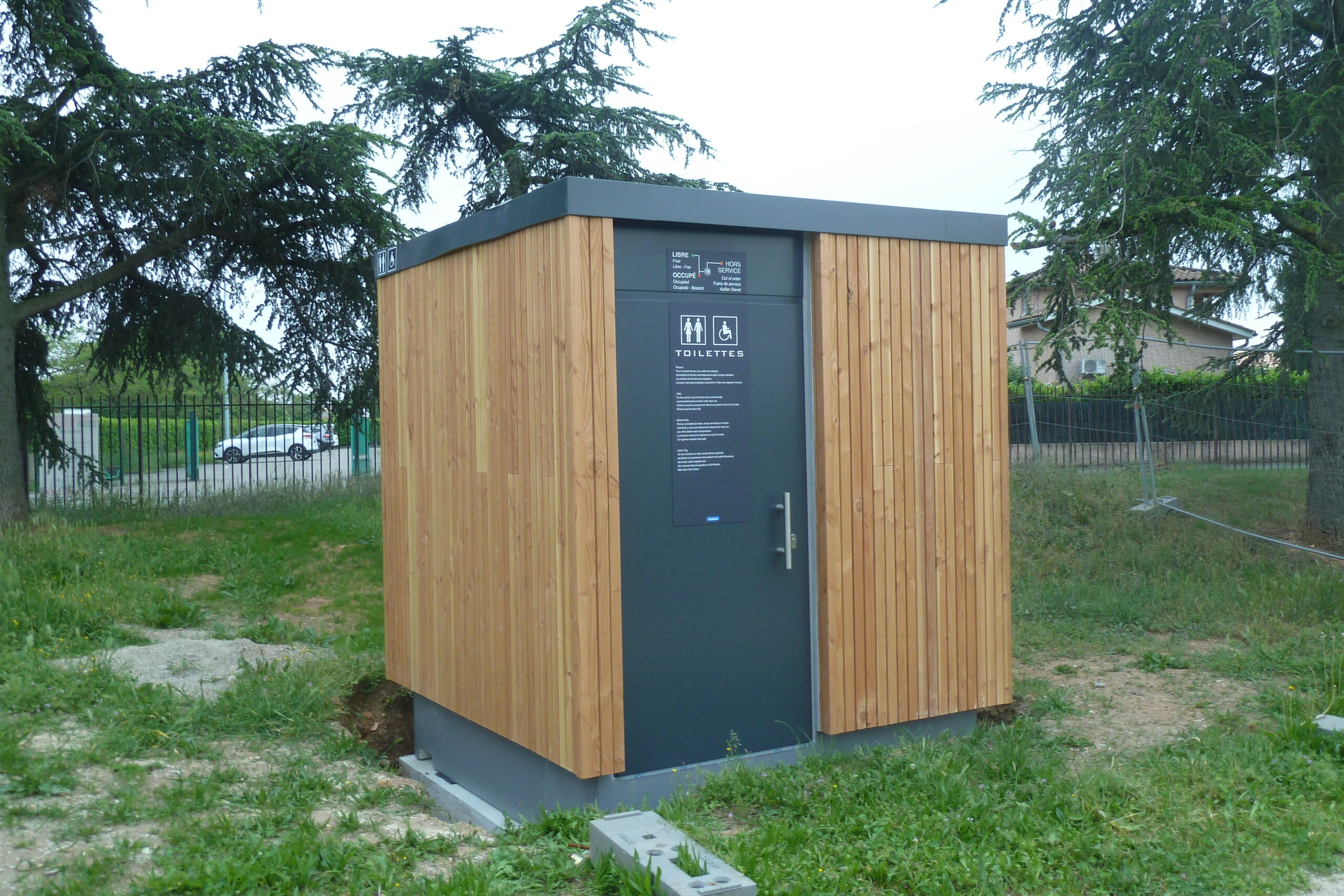 Des sanitaires installés au parc Joly - chassieu.fr